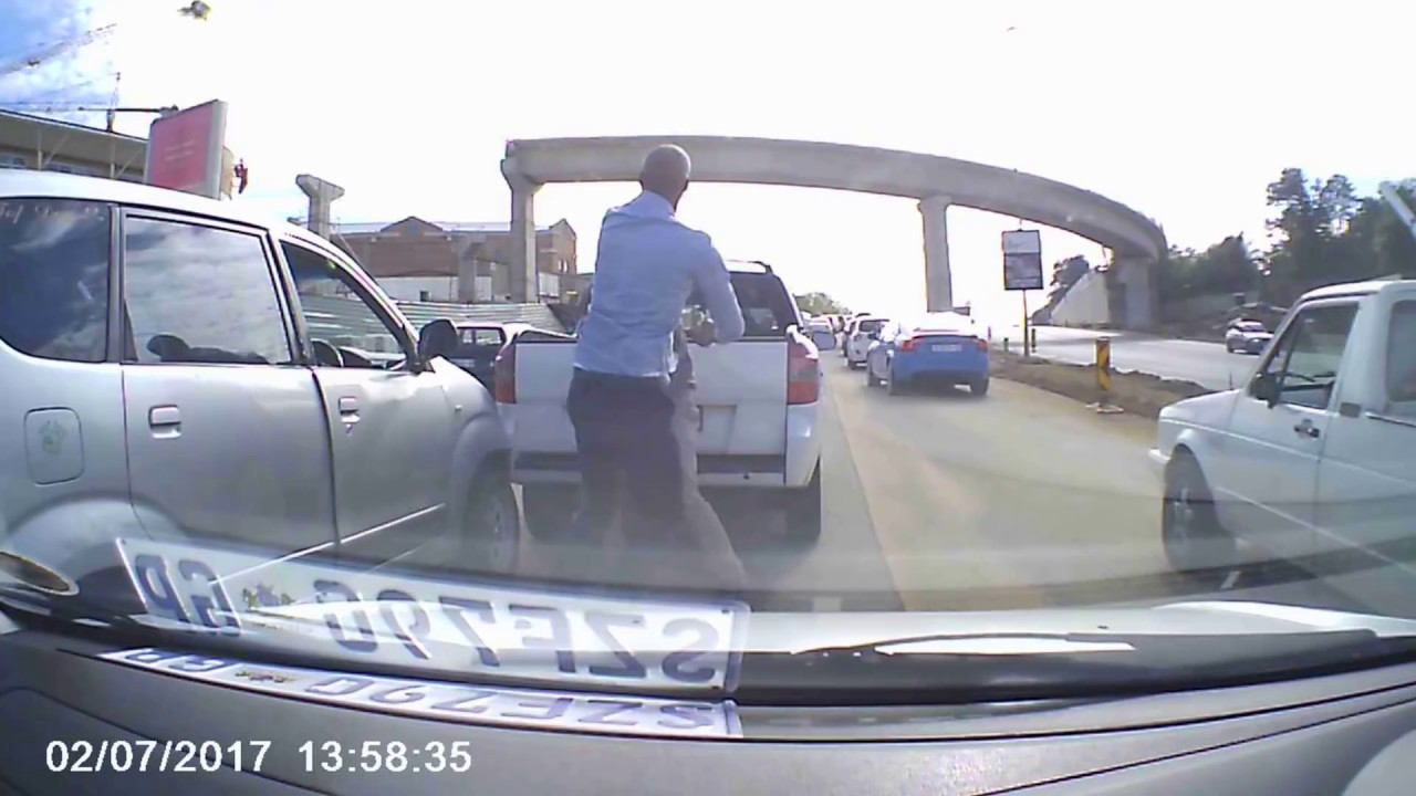 South Africa- Bad taxi driver gets beaten then fights back after ...