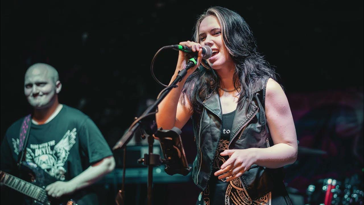 Crazy Little Thing Called Love - zpěv Daniela Ulrichová a kapela ...