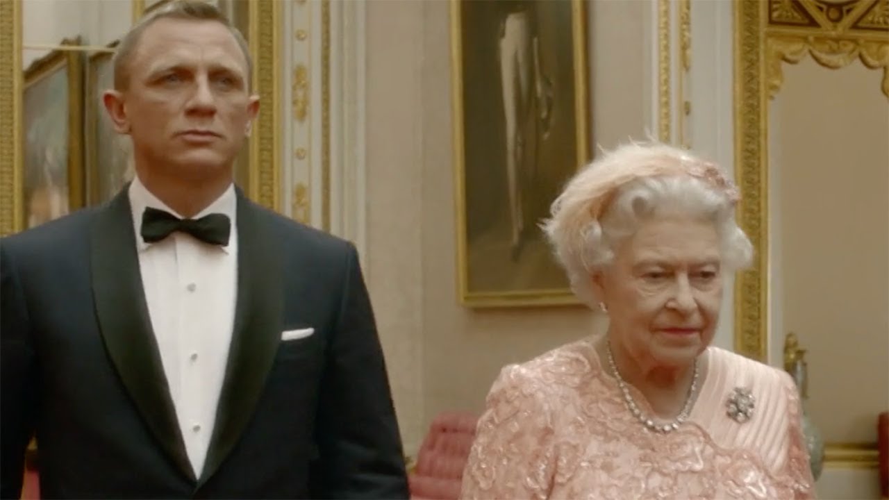 La reine Elizabeth II et son arrivée légendaire avec Daniel Craig aux ...
