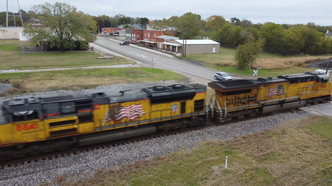 Southbound UP 7044/UP 8841, Mixed Freight Train, "Ennis Sub" Thornton, TX 11-25-2022 - YouTube