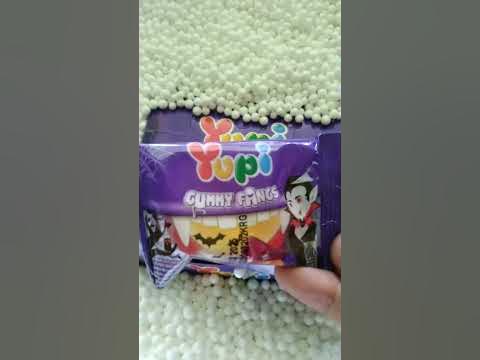 menemukan jajanan permen yupi gummy fangs - YouTube