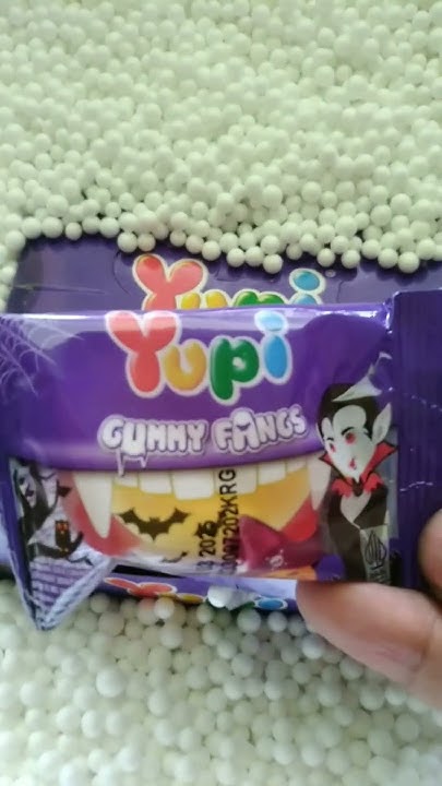 menemukan jajanan permen yupi gummy fangs - YouTube