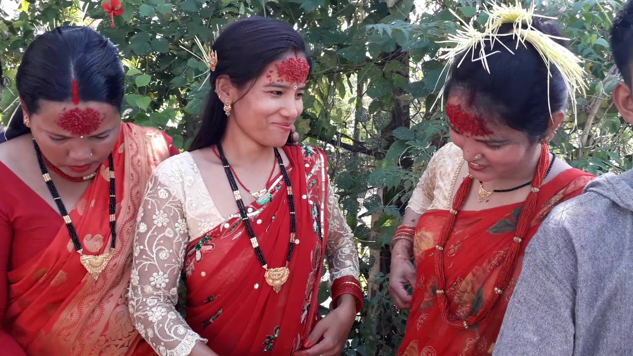 Chari chari lai chari chari lie dasahi aayo - YouTube