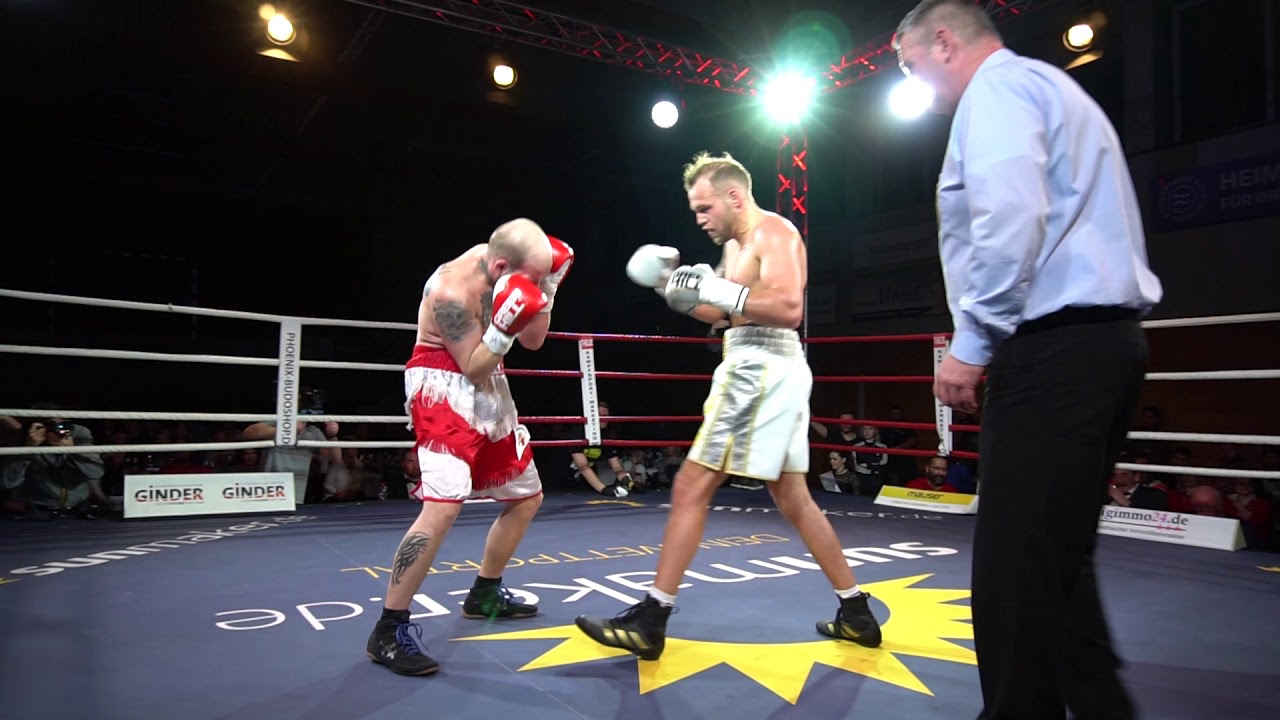 Titelkampf der Profiboxer im Mittelgewicht: Mario Jassmann gegen Mika ...