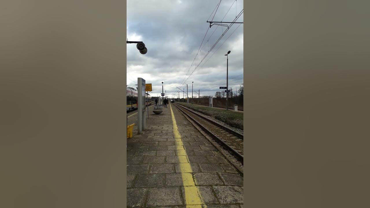 Pociąg ic stadler ,,koziołek" ze stacji Lublin główny do stacji Poznań główny na stacji drzewica ...