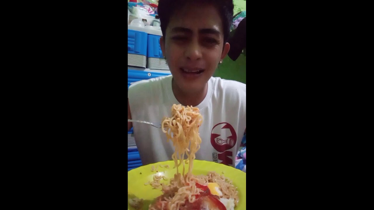Eating eggs and pancit canton - YouTube