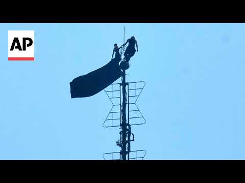 2 people arrested after hanging a banner on the Empire State Building