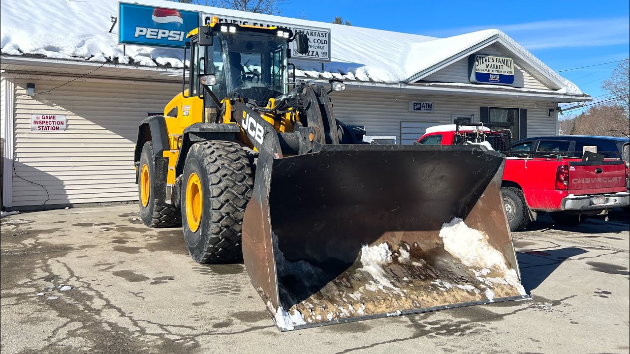 Pushing back snow JCB 457 loader - YouTube