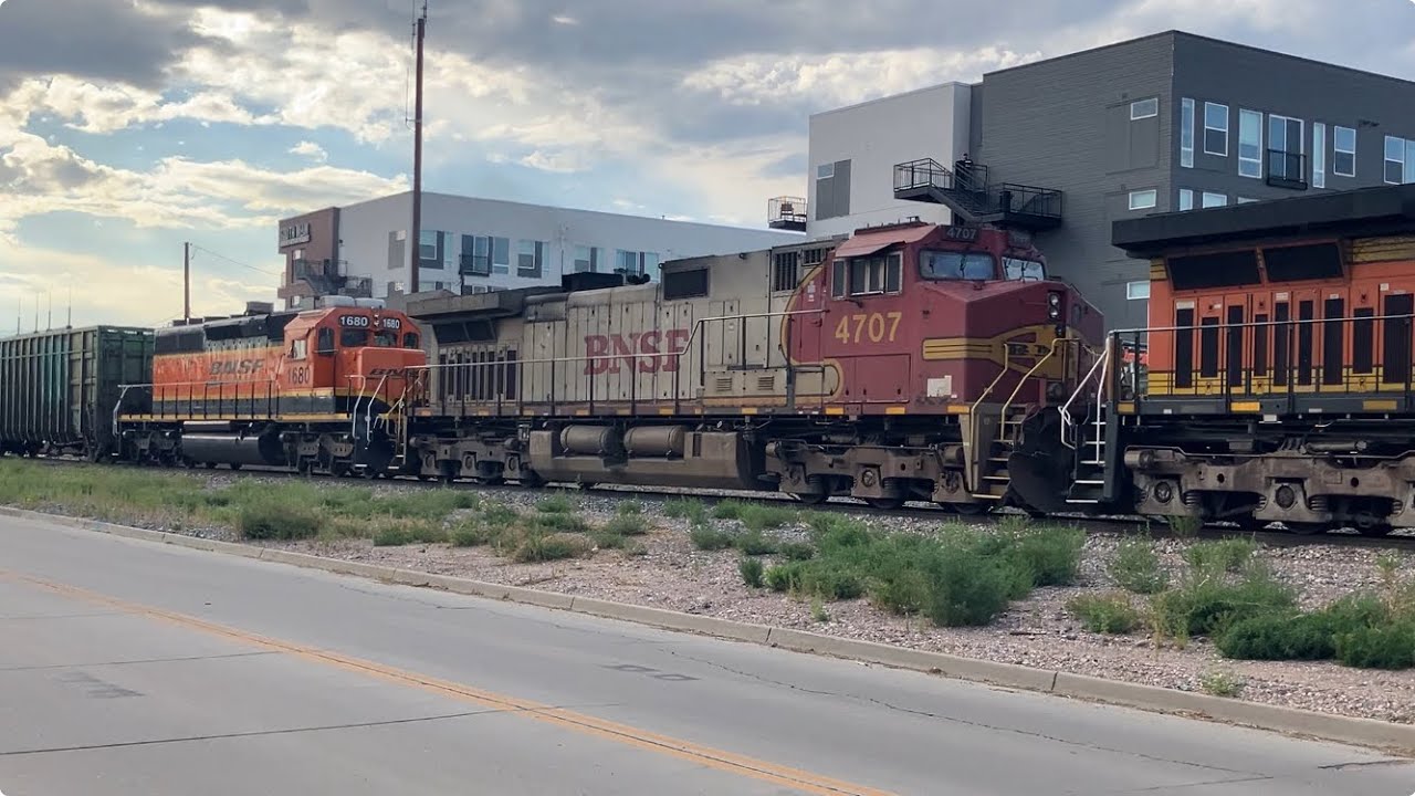 BNSF 8119 leads warbonnet 4707 and the H-DENLAU at Longmont - YouTube