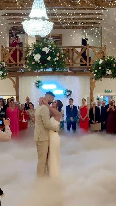 Pierwszy taniec kiedy wszyscy patrzą #wedding - YouTube