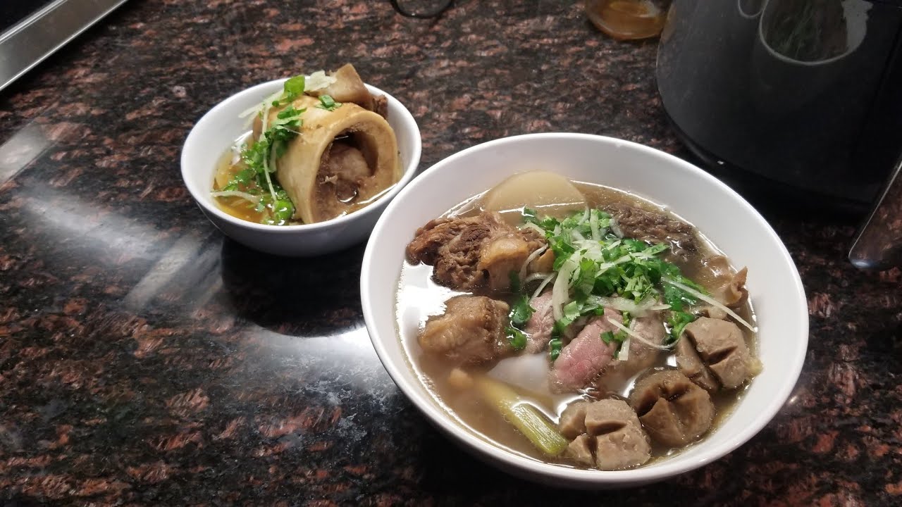 Pho Duoi Bo (Oxtail Pho) - YouTube