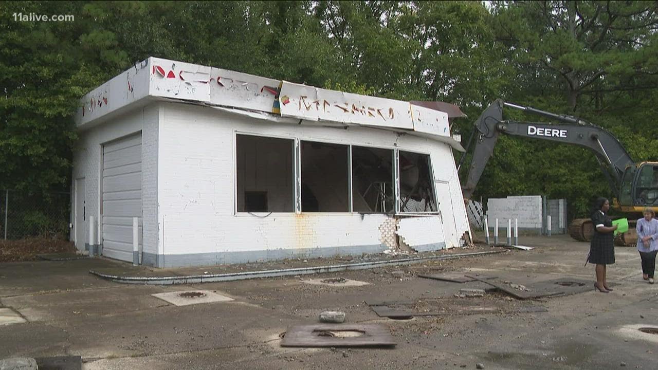 Abandoned gas station demolished in southwest Atlanta - YouTube