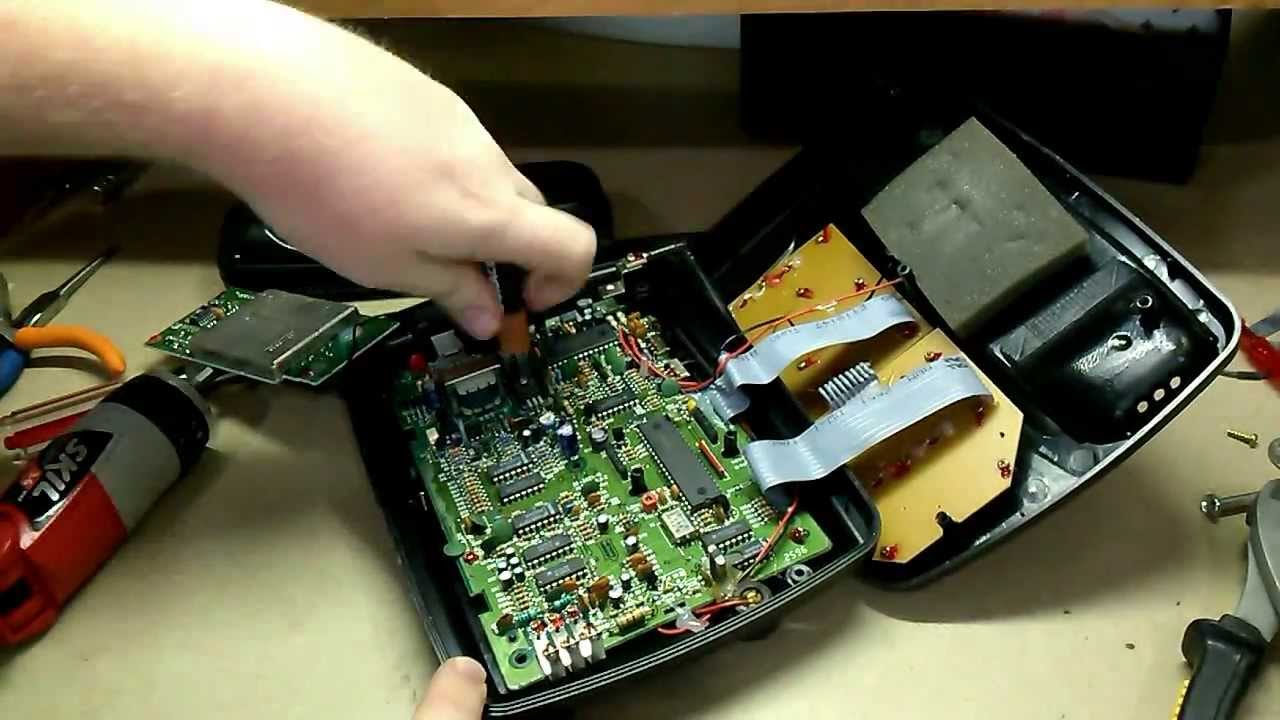 Taking apart a 900 MHz cordless telephone - YouTube