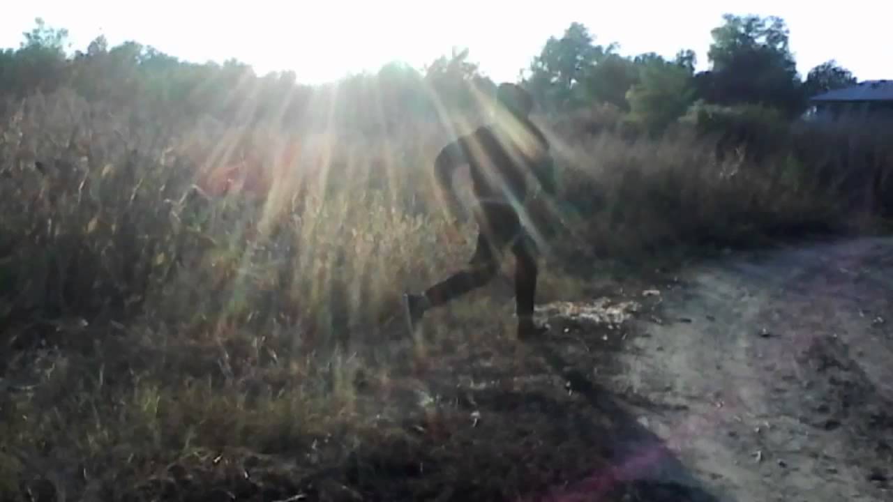 Un copil alearga de nebun prin porumb! :)) - YouTube
