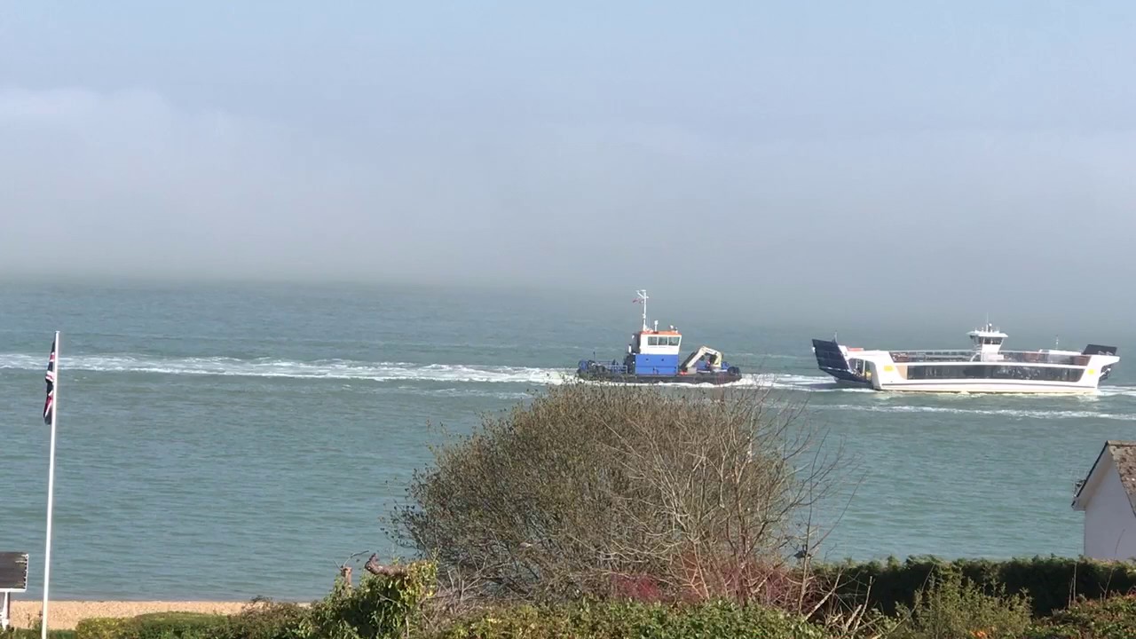 Cowes floating bridge arrives cowes Isle of Wight - YouTube