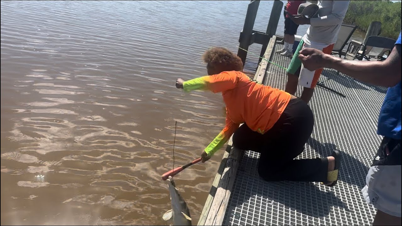 Alligator gar biting in the warm waters of Louisiana - YouTube