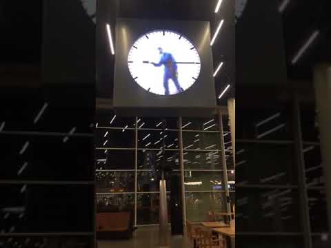 Hollanda Schiphol Havaalanı saati çok enteresandır. İçinde adam çalışıyor sanırsınız.