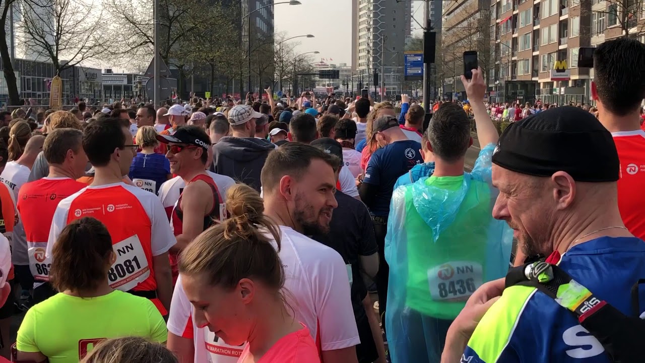 Rotterdam marathon start + laatste loper - YouTube