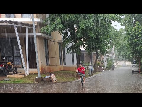 Main Hujan - YouTube