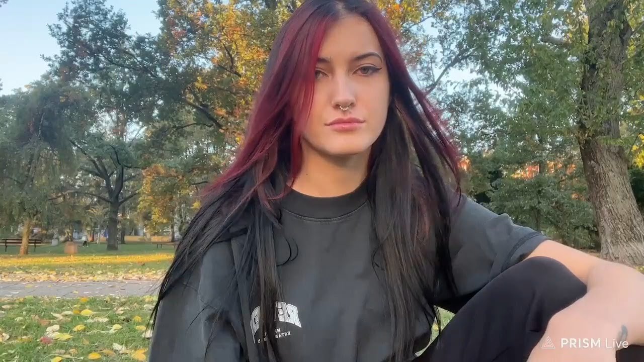 Anannke гуляет в парке Варшавы - YouTube