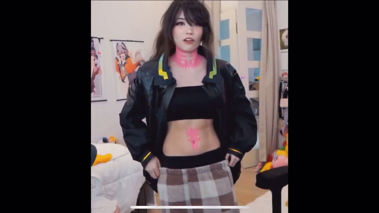 Female Streamer Emiru Flexing Abs - YouTube