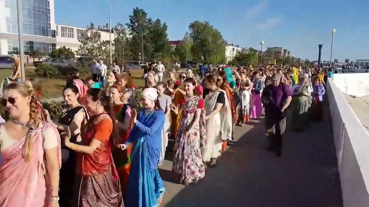 1,000 Russian devotees perform Maha-Harinaam | Iskcon Russia - YouTube