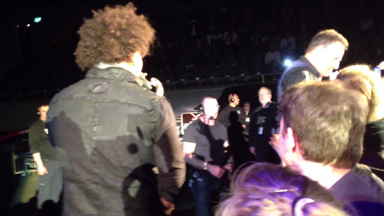Bruce Springsteen tasting expensive Norwegian beer - Telenor Arena 29 ...