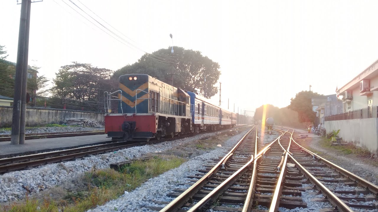 [527] GE-U8B/D9E-249 kéo tàu QT1 rời ga Gia Lâm (20/12/2019) - YouTube