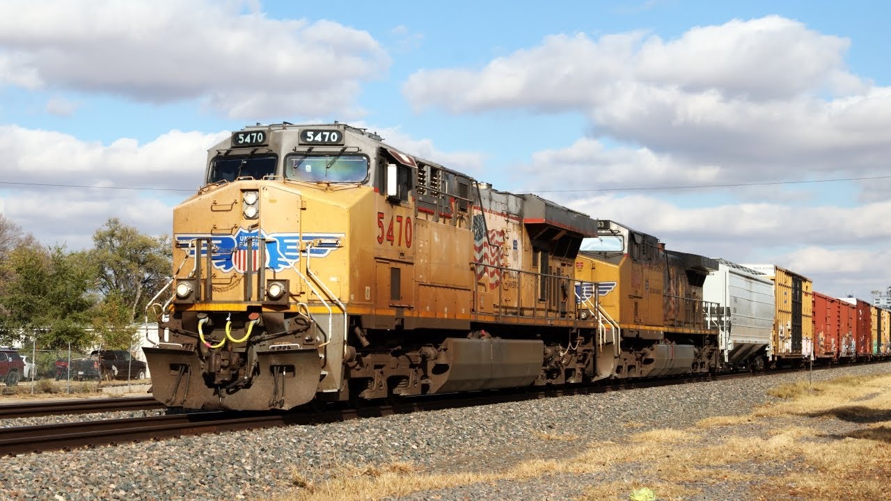 UP 5470 & 6163 West - YouTube