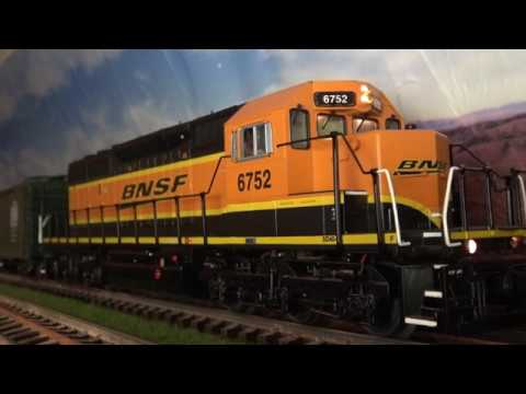 MTH SD40-2 BNSF 6752 - YouTube
