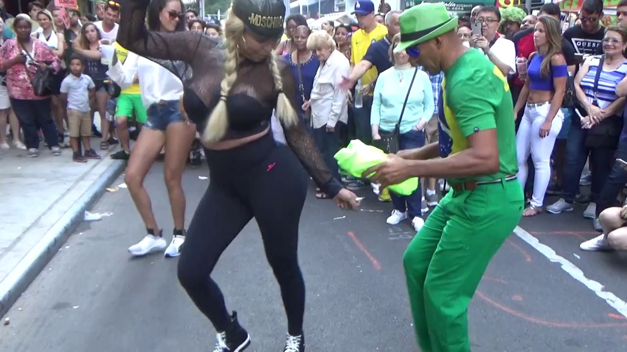 BRAZILIAN GIRLS DANCES STREET SAMBA AT BRAZILIAN CARNIVAL CULTURE ...