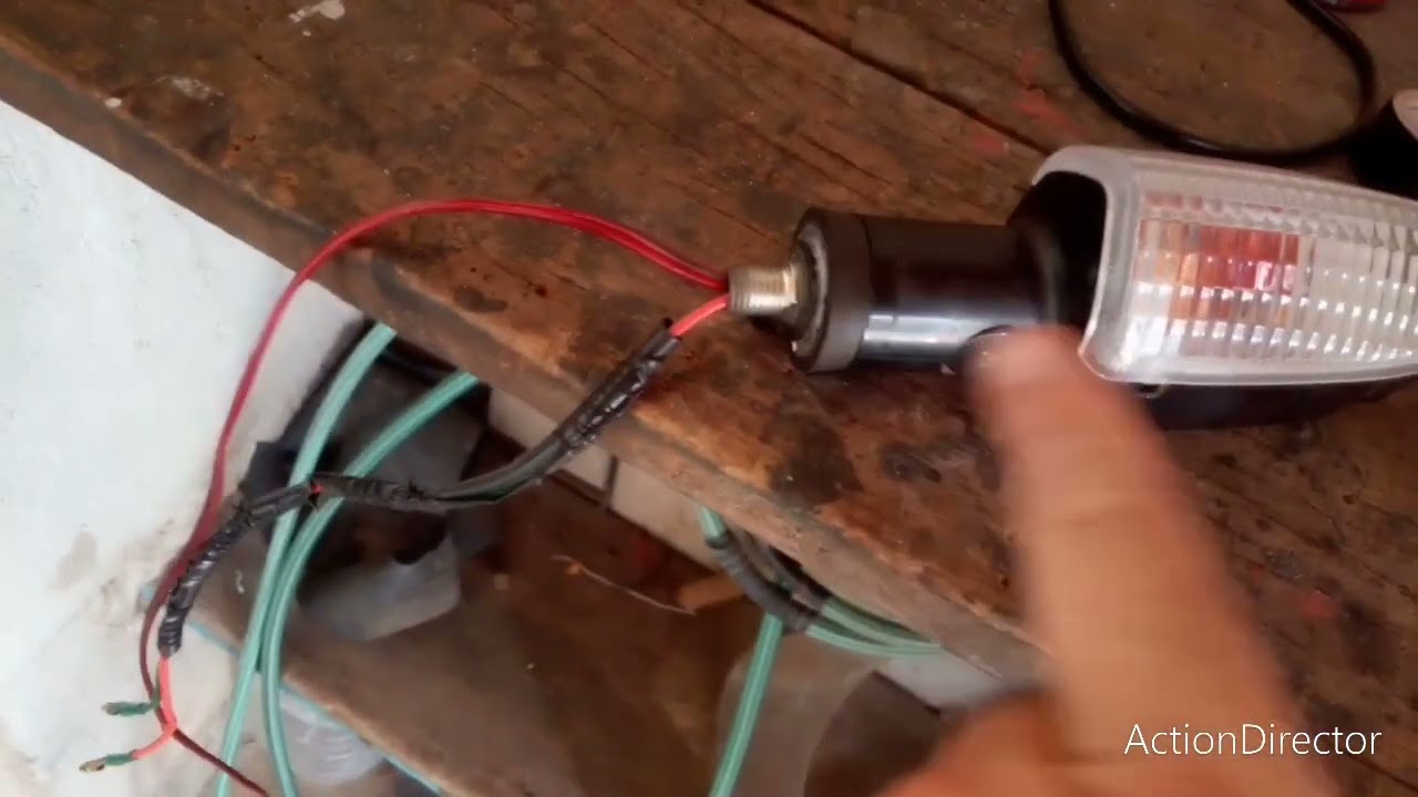 como instalar um led strobo na sua moto - YouTube