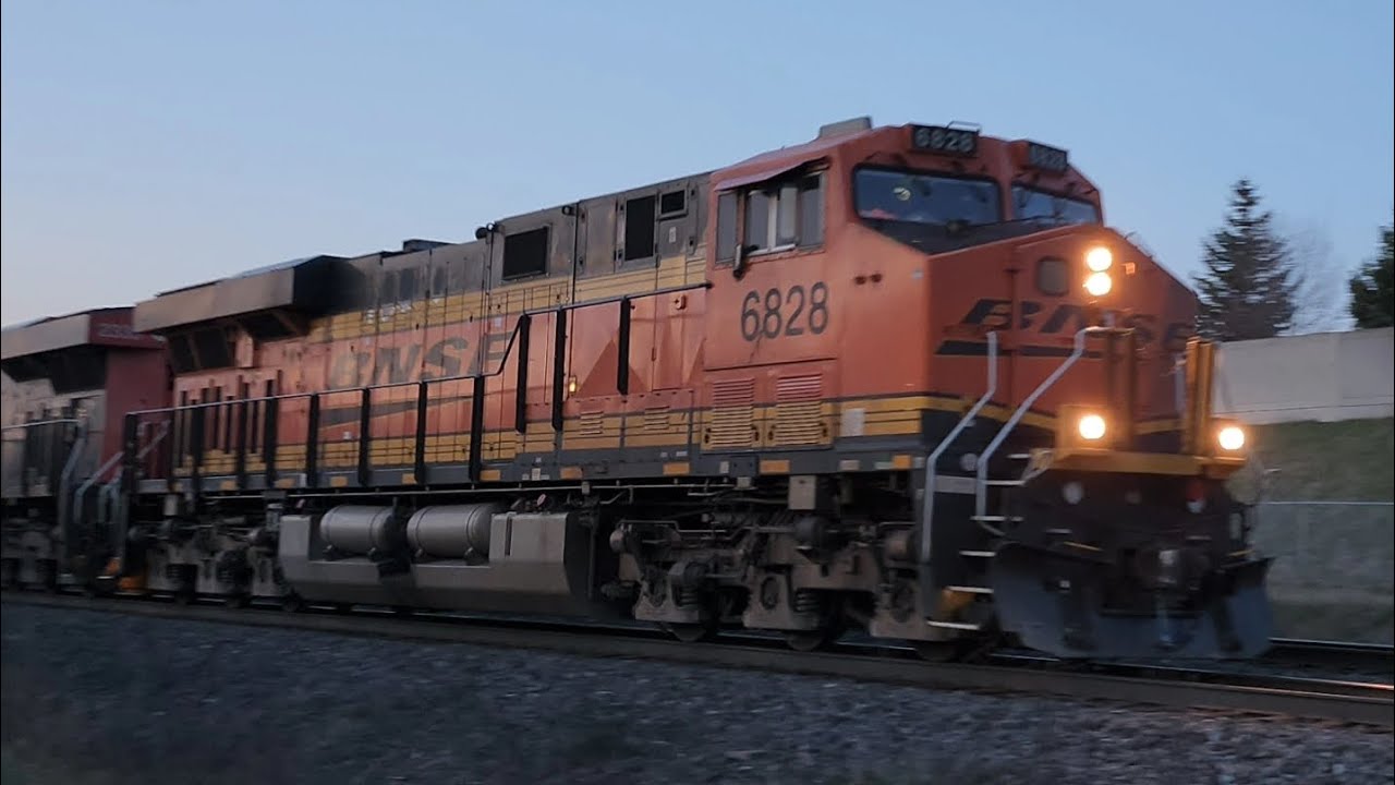 (BNSF Leader!) CN 271 - BNSF 6828 & 2333 At Tansley In Burlington Ontario Halton Subdivision ...