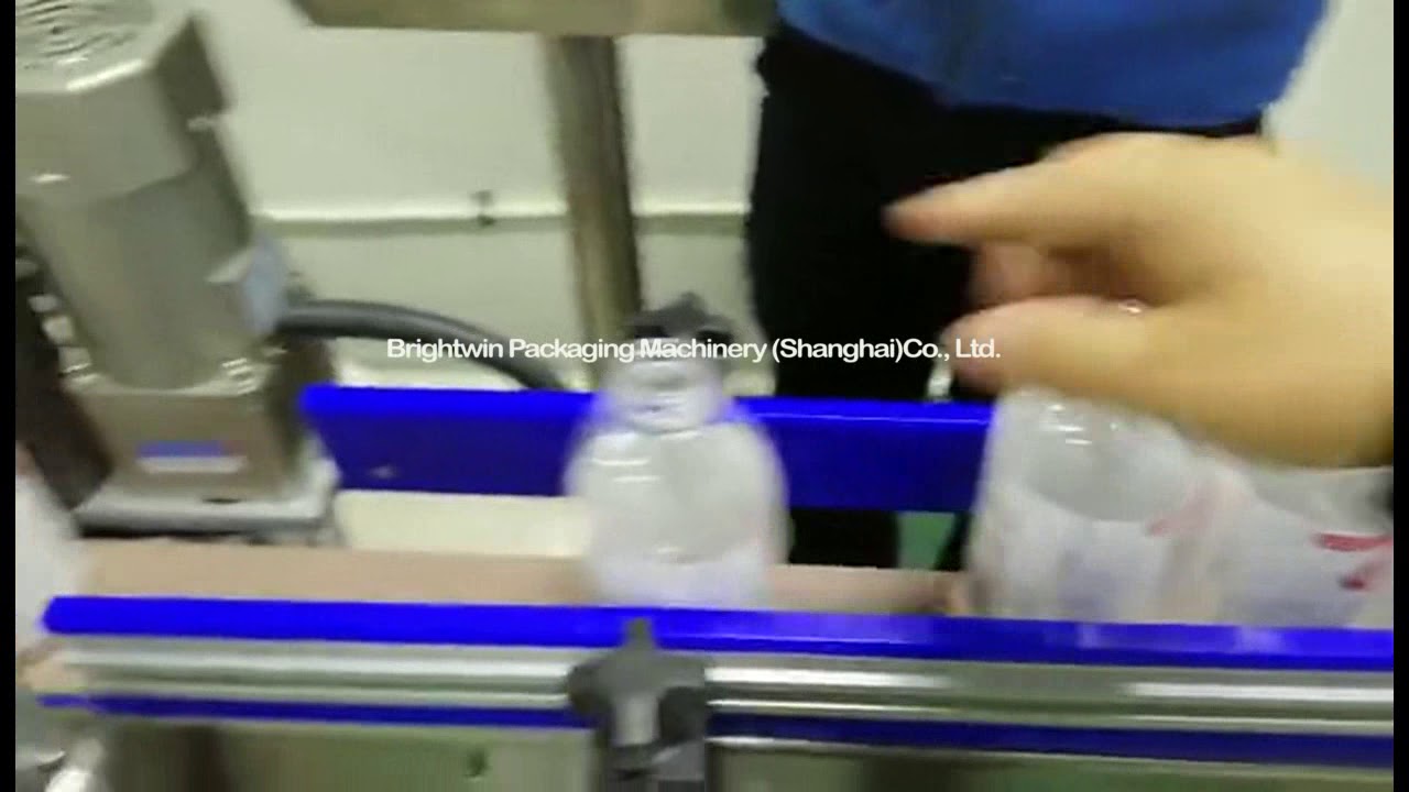 Empty round bottle cylinder positioning labeling machine - YouTube