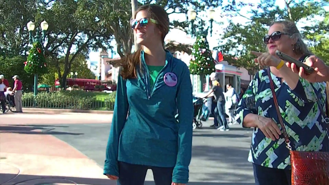 Rachel doing the hula hoop in Disney Hollywood Studios - YouTube