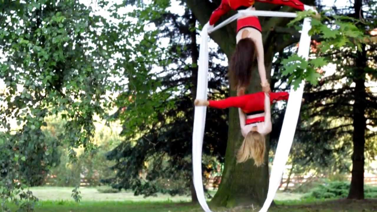 Flexible Acrobatic Duo acrobatic show - YouTube