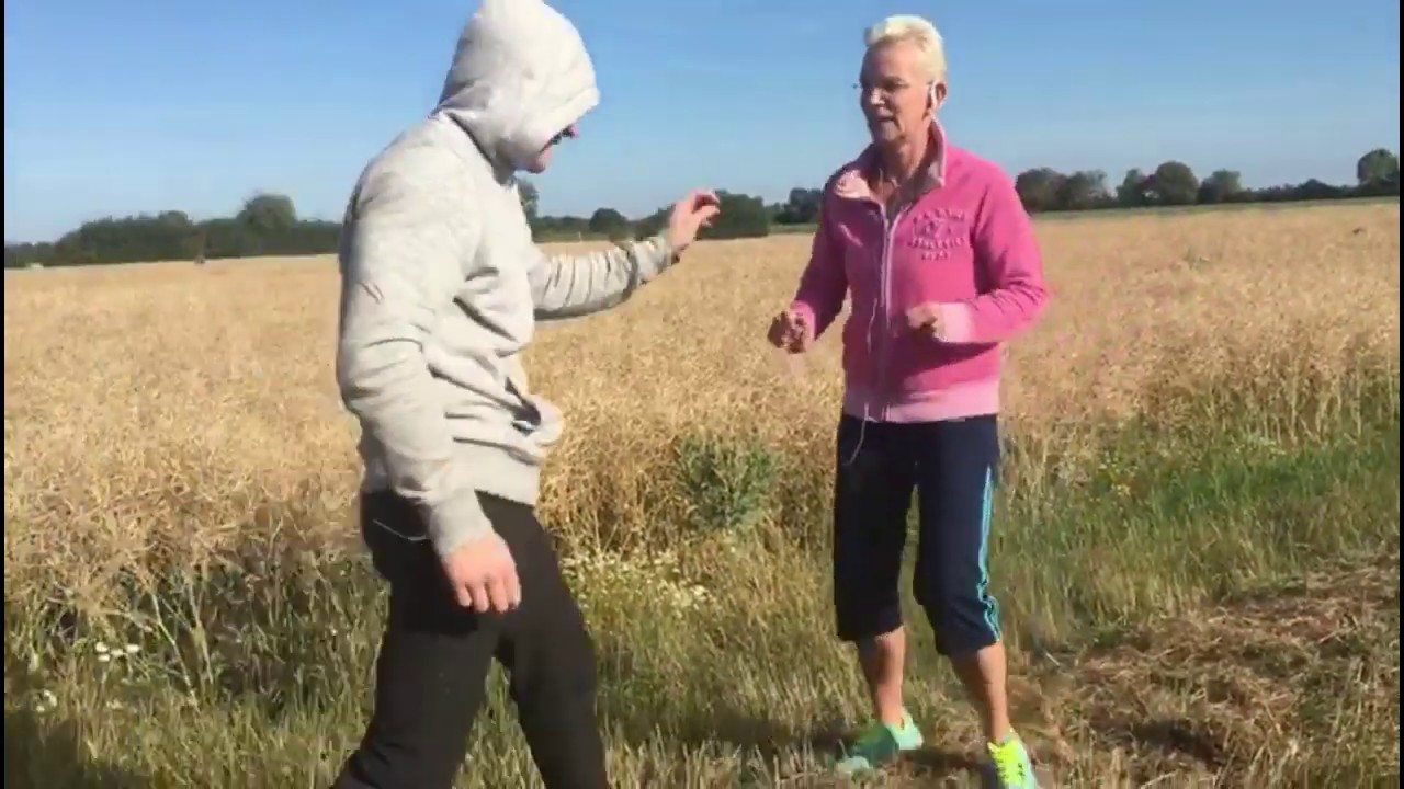 Penner kriegt von Joggerin Tritt in die Eier (ATTACK-DEFENSE) - YouTube