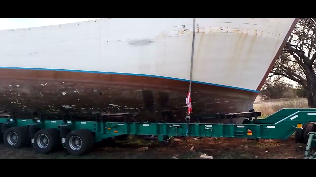 La Pampa: volcó un camión que llevaba un barco a Comodoro Rivadavia ...