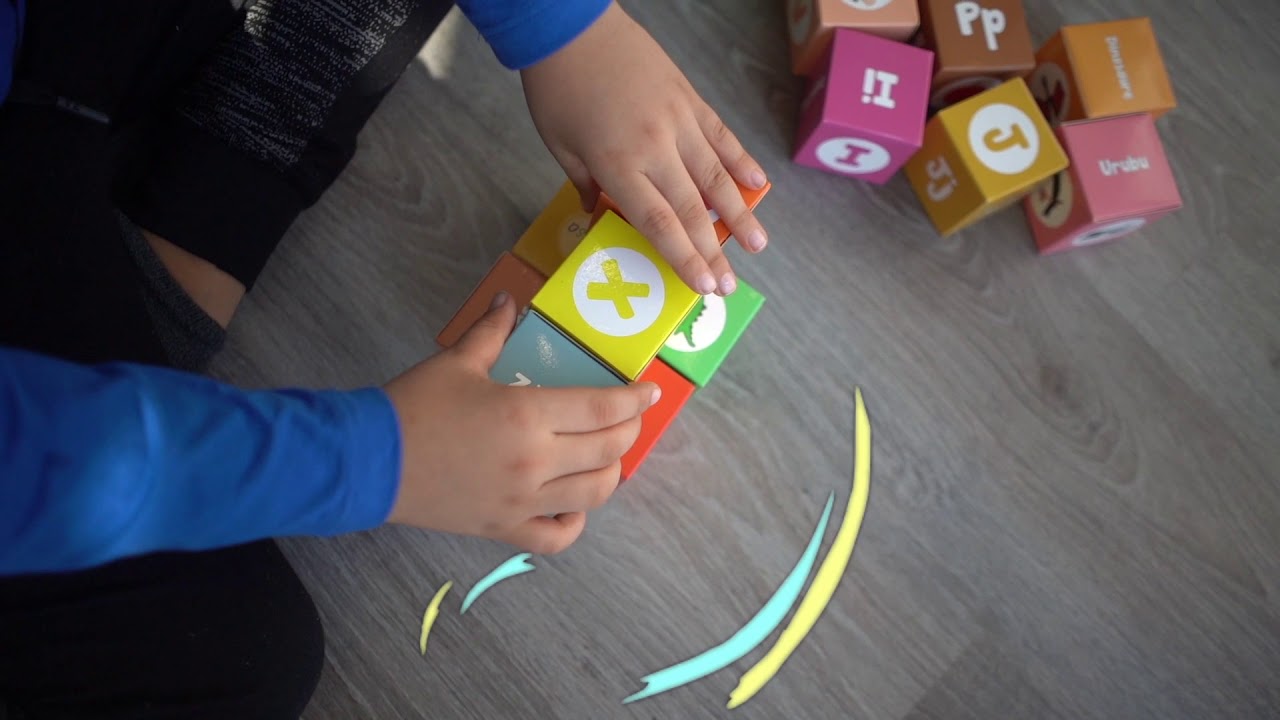Apprendre les lettres avec les cubes de Lisa - YouTube