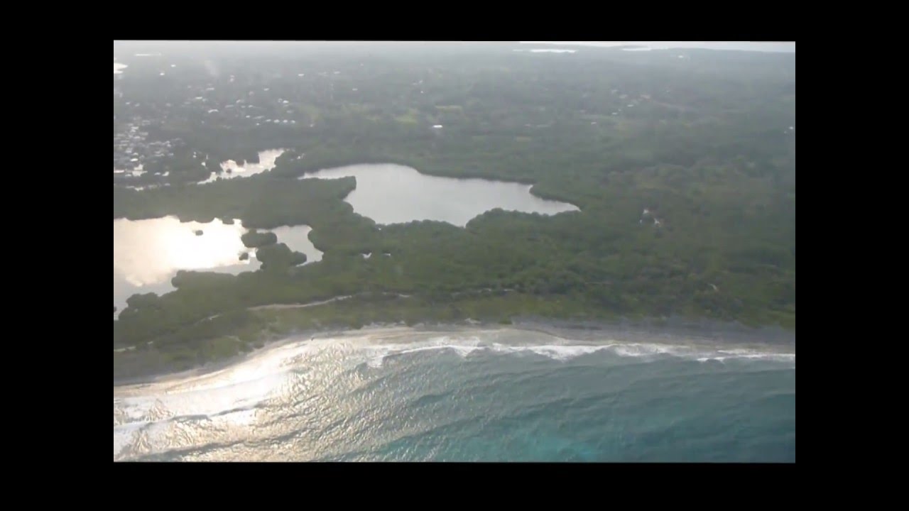 Flight to Utila from Roatan Honduras - YouTube