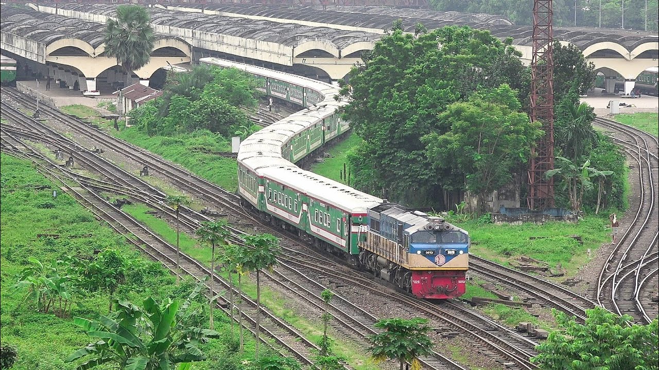Mohanagar Provati Express Train powered by 3029 GT38ACL Diesel ...
