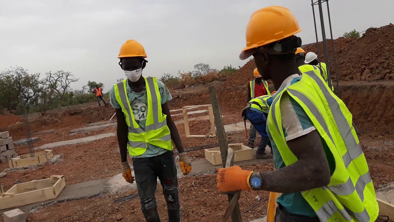 Implantation Coffrage et coulage de semelle isolées - YouTube