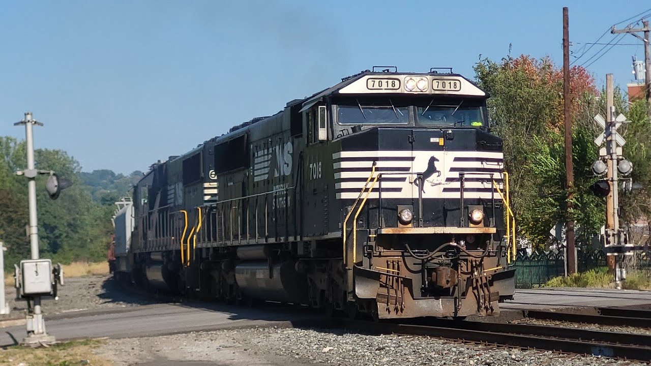 NS 7018 Leads C07 North Through Homestead, PA | 10-6-24 - YouTube