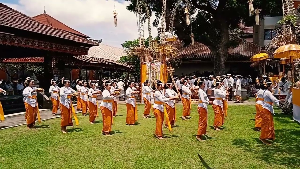 Rejang Dance "Nata Hita" Balinese Performance ISI Denpasar Seni Tari ...