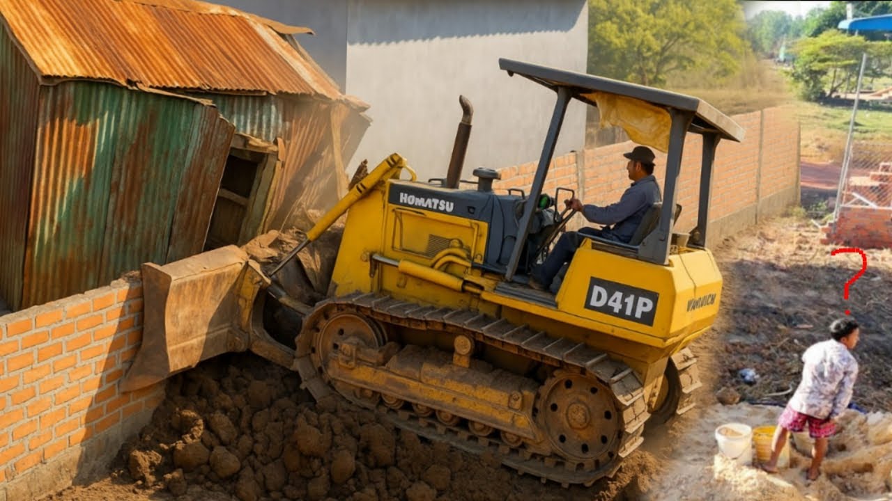 Using Technique skillful Drive Machine Komat'su Dozer Pushing, Clear ...