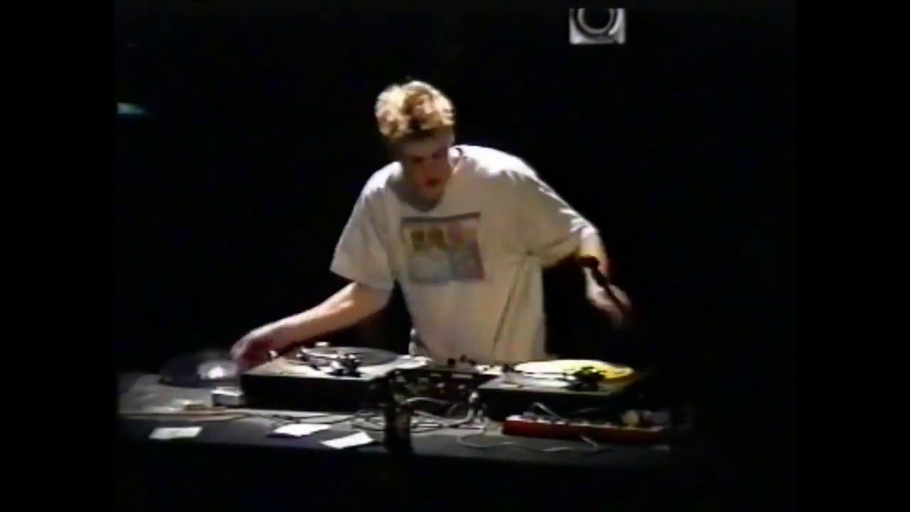 DJ Static vs DJ Grazzhoppa — 1996 One-on-One Battle of the DJs - YouTube