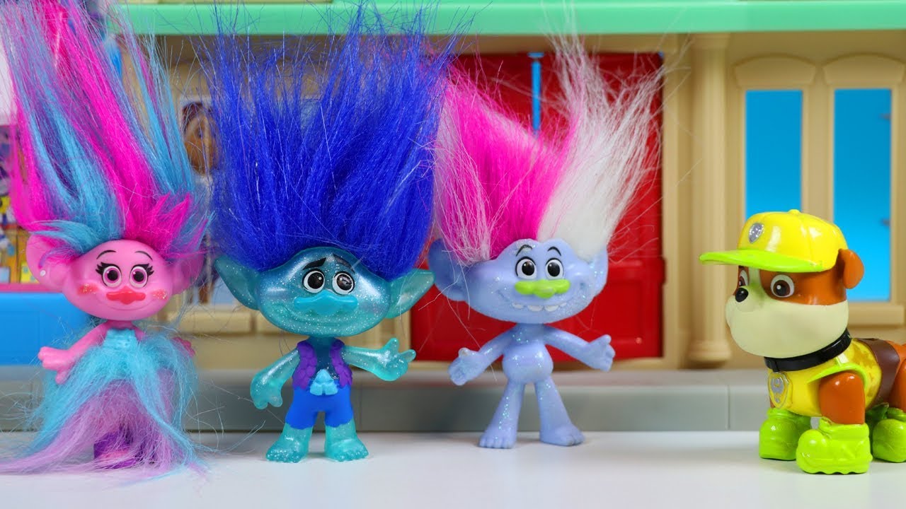TROLLS Movie Characters Go Caroling for Christmas! - YouTube
