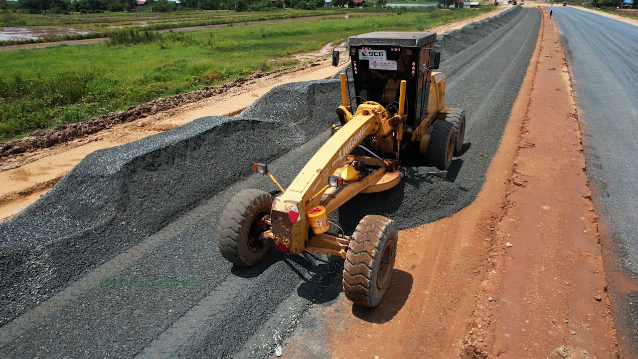 Moto grader plowing gravel building road with skill operator - Roller ...