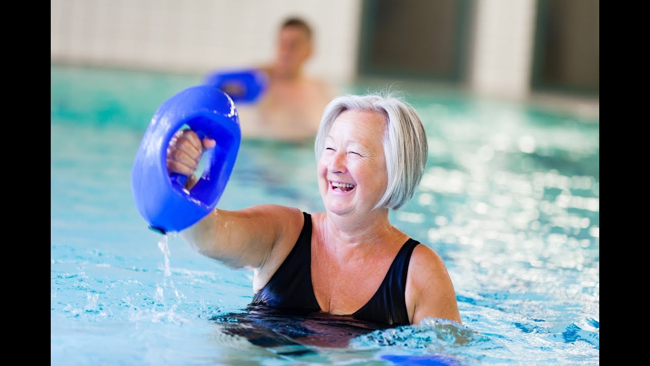 Wassertherapie zum gelenkschonenden Training im Schwimmbecken - YouTube