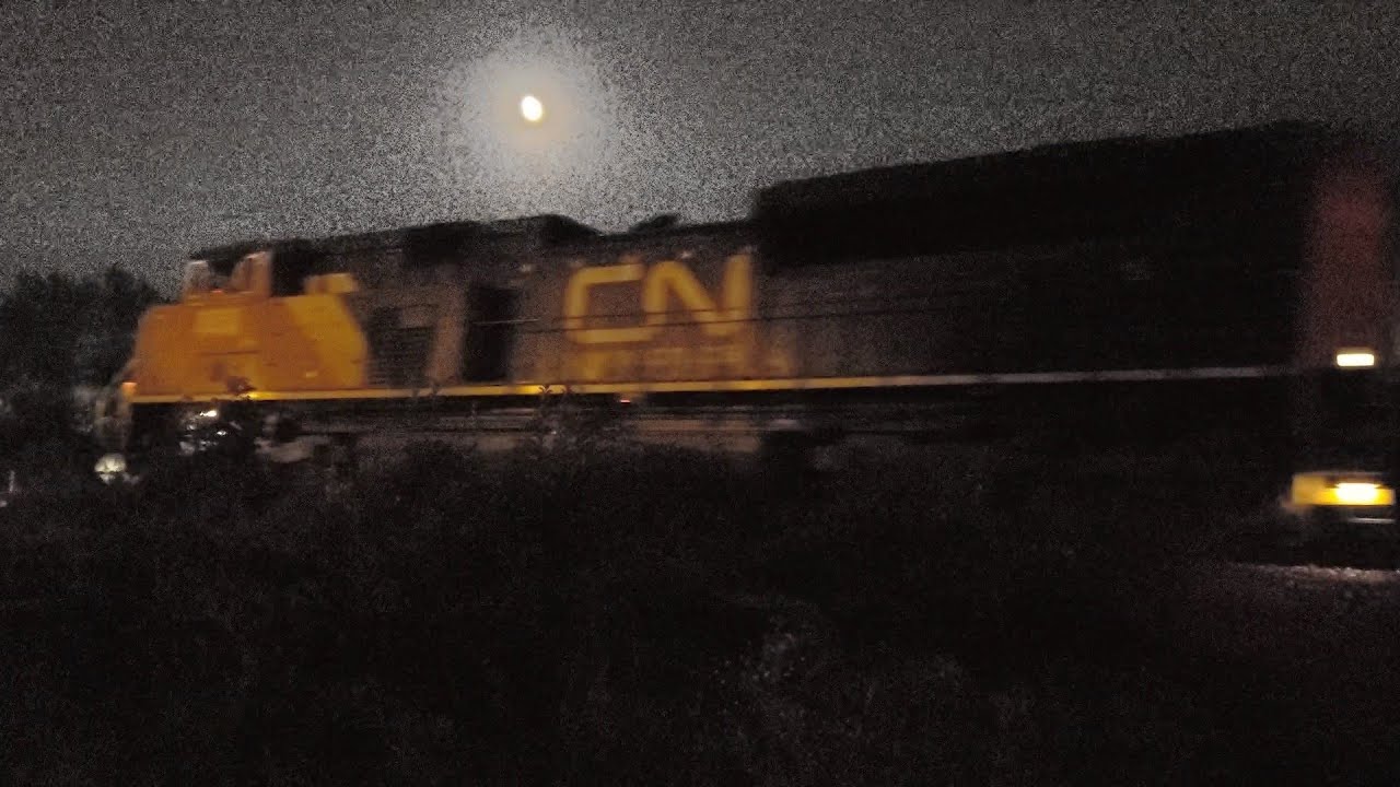 NIGHT TRAINS CN Freight Eastbound with Back to Back SD70M-2 Locomotives ...